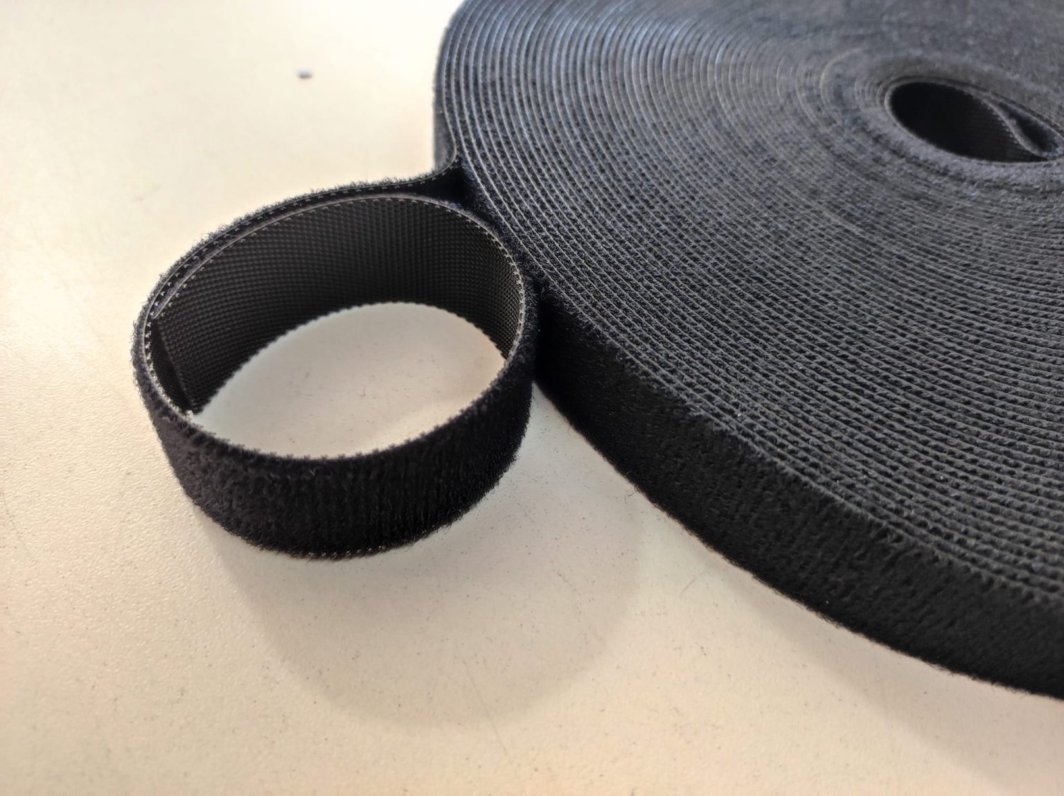 Rollo de velcro para cables de red | ProNet Tecnología